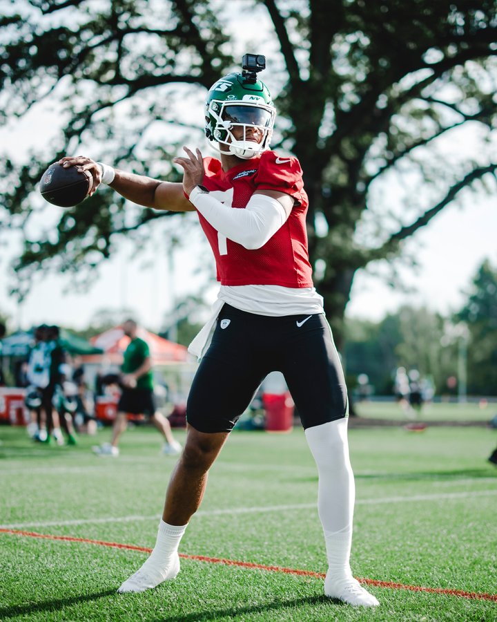 Justin Fields Suffers Leg Injury, Carted Off During Training Camp Practice - TMSPN