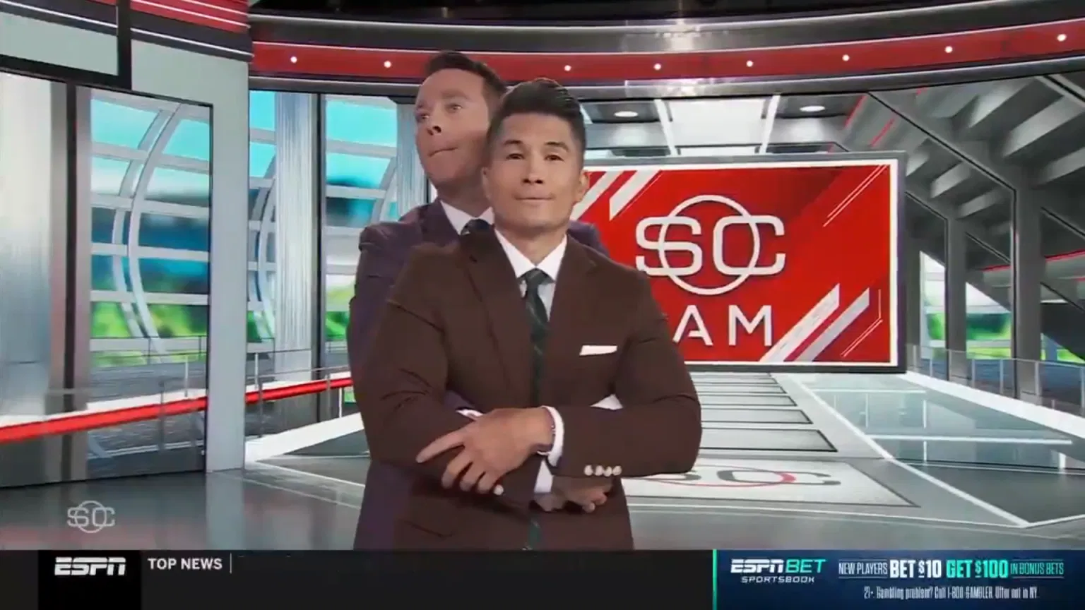 ‘SportsCenter’ Hosts Hilariously Recreate Viral Coldplay Kiss Cam ...