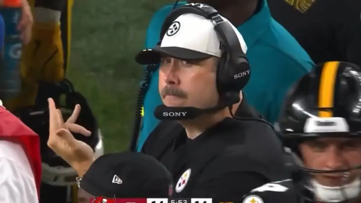 Arthur Smith Sparks Buzz With Unusual Sideline Hand Gesture - TMSPN