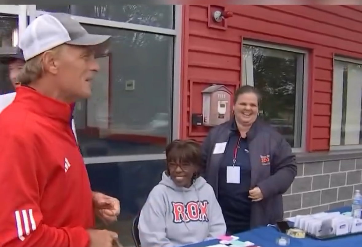 Woman Returns Legendary NFL Quarterback’s Long-Lost Memento 32 Years ...