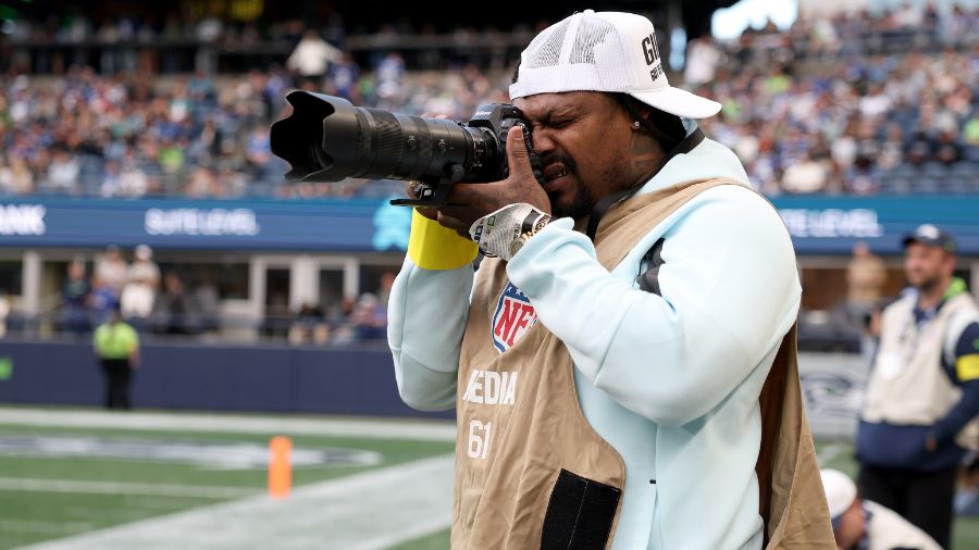 Marshawn Lynch Throws Elbow at Seahawks Player While Moonlighting as ...