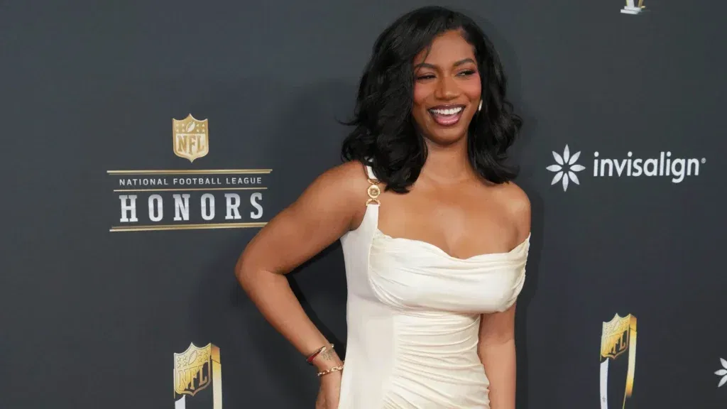 Taylor Rooks Stuns in Bikini Vacation Photos After Surprise Wedding, Ahead of NFL and NBA Season ...