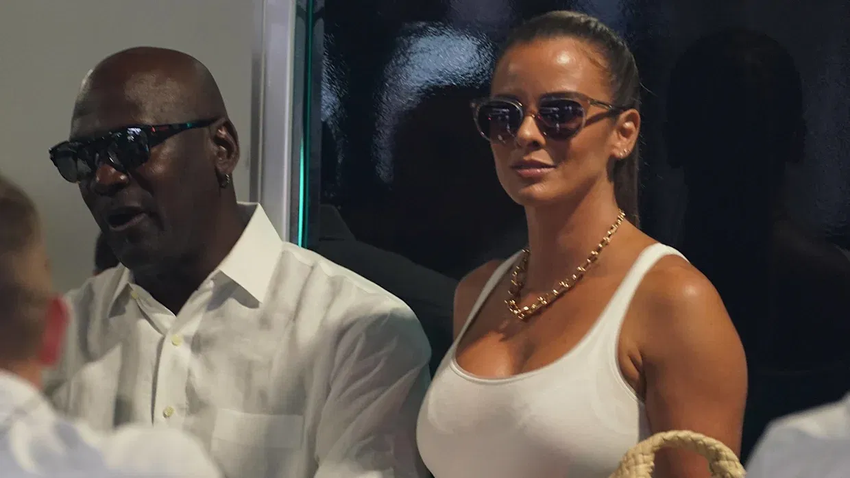 Michael Jordan and Wife Yvette Look Frustrated After Being Shown on ...