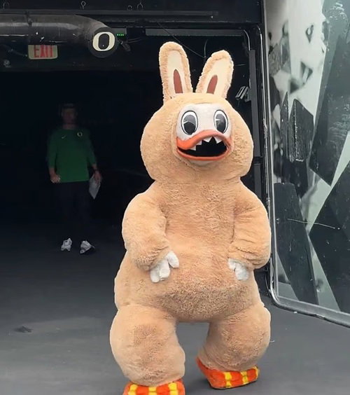 Terrified Fans Still Ripping Oregon Football Team for Outfitting Mascot ...