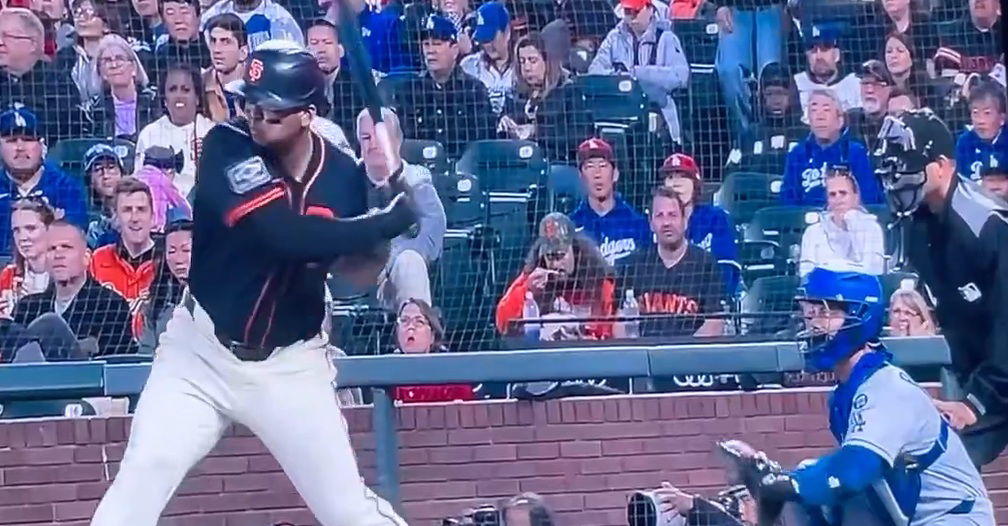 Umpire Roberto Ortiz Takes Painful Shot to the Mask from Foul Tip - TMSPN