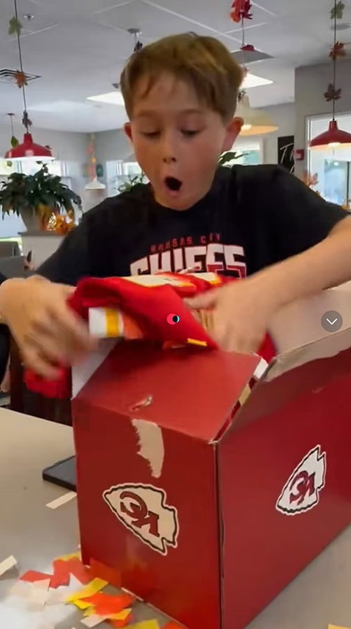 Chiefs Surprise Young Fan With Gifts After Patrick Mahomes’ Headband ...