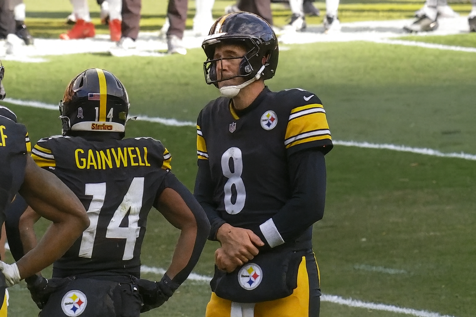 Fresh Reports Reveal New Insight Into Aaron Rodgers’ Wrist Injury - TMSPN