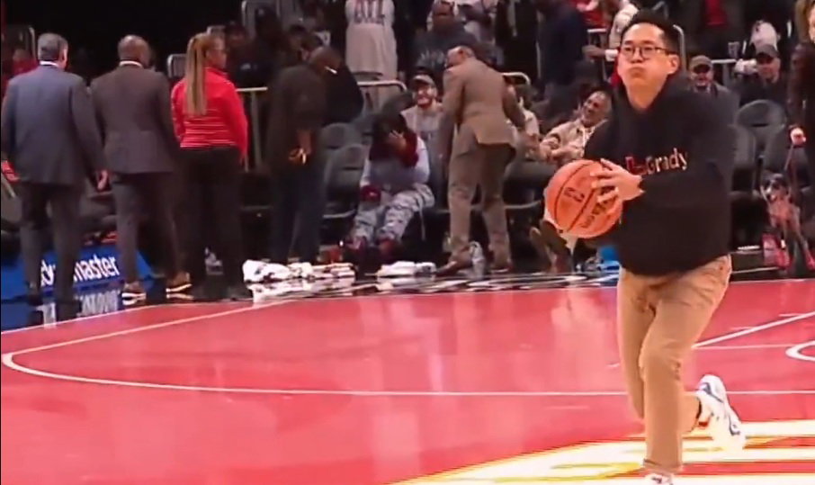 Hawks Fan Breaks Into Twerking Celebration After Drilling $10,000 ...