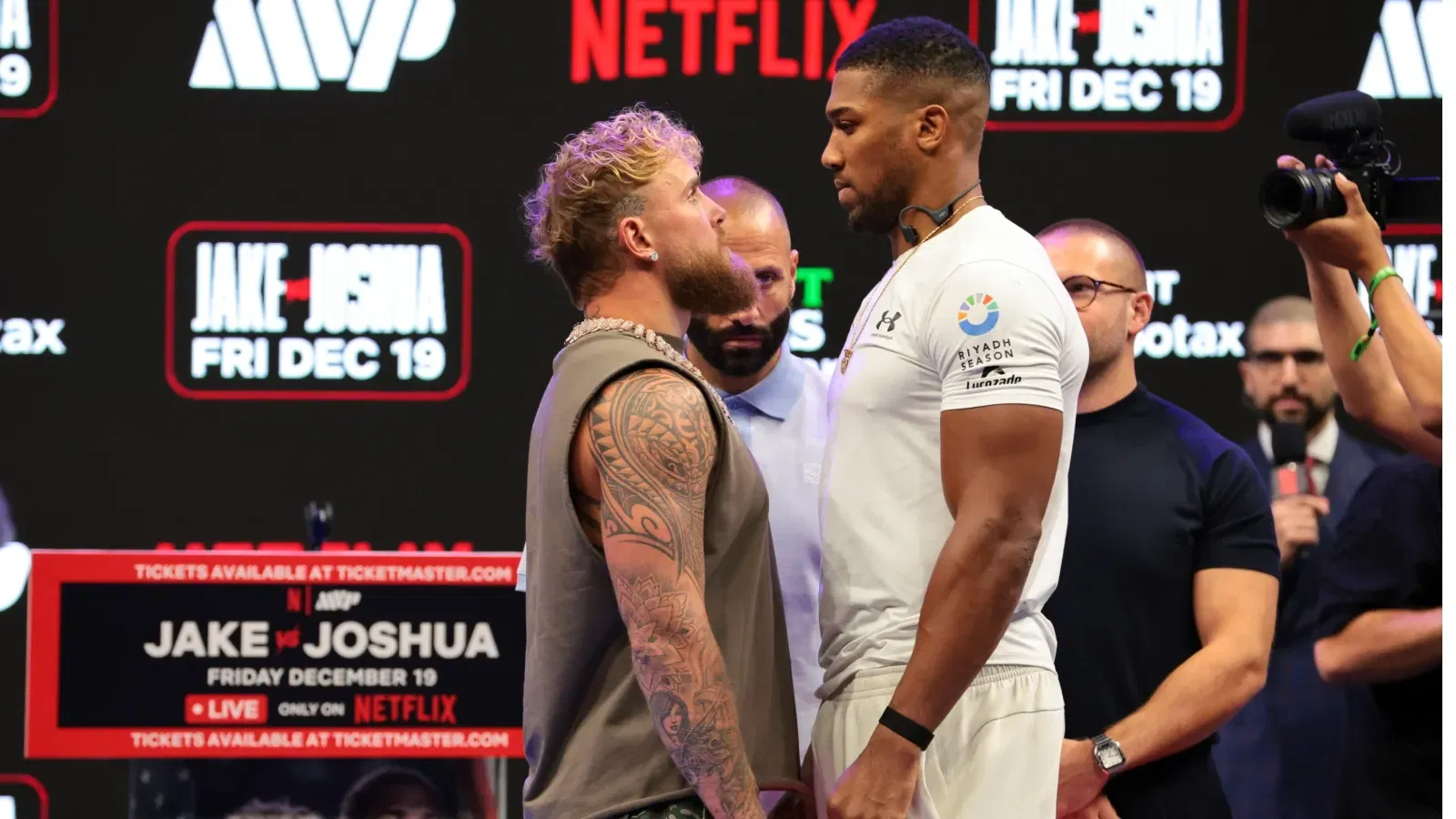 Fans Go Wild Over Anthony Joshua Towering Over Jake Paul During Their ...