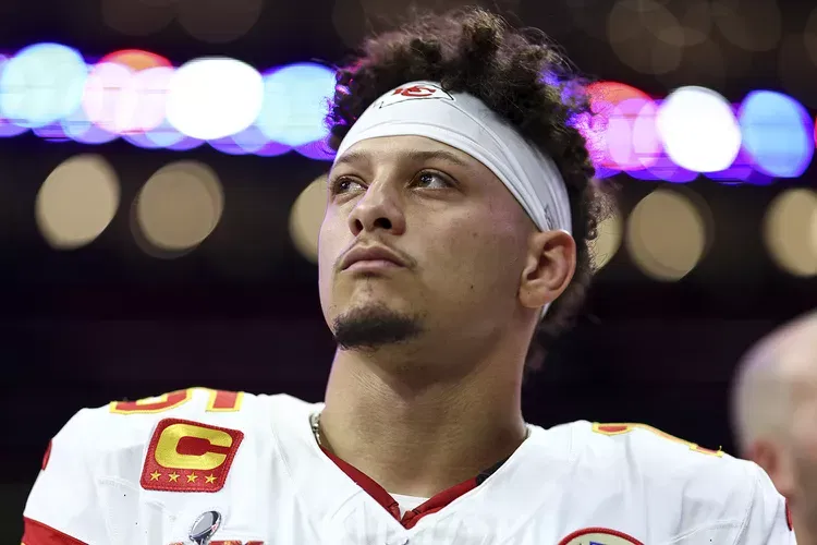NFL Fans React to Apparent Chiefs “Curse” After ACL Injuries to Mahomes ...