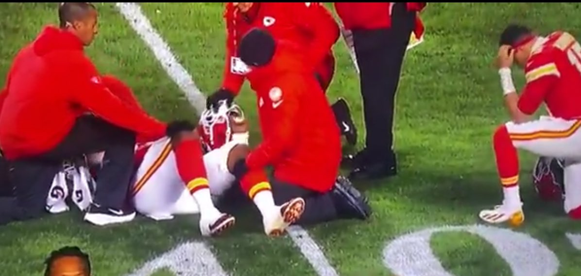 Chiefs Suffer Major Blow as Star Player Leaves Game With Serious Knee ...