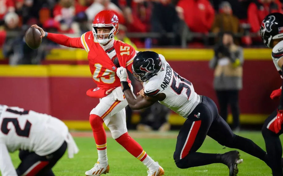 NFL Fans Accuse Patrick Mahomes of Faking Injury as Chiefs Collapse to ...