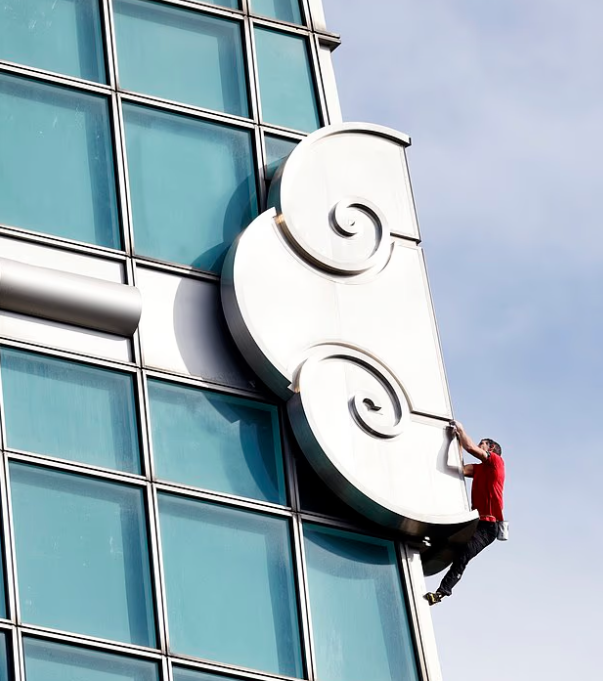 Alex Honnold Free-Solos 101-Story Taipei Skyscraper in Live Netflix ...