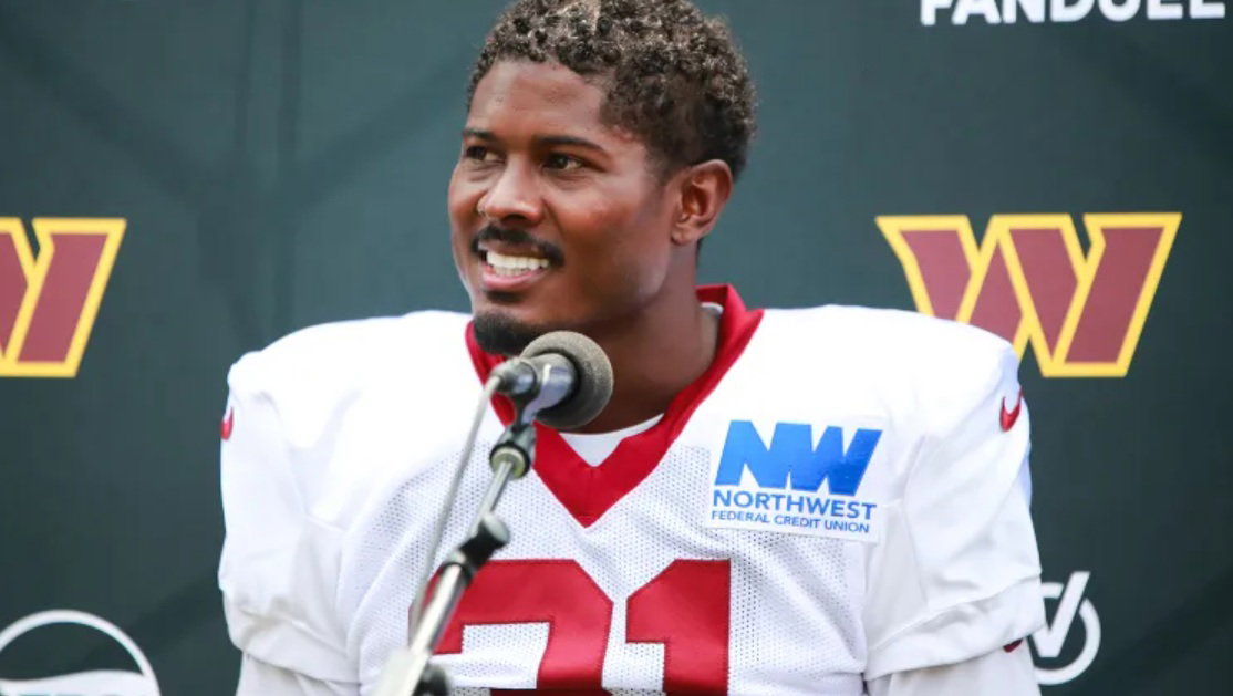 NFL Star Jonathan Jones Pilots Himself to Philly to Finalize Eagles ...