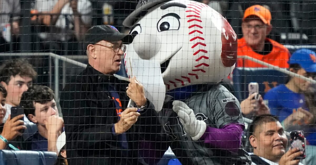 Tom Hanks Has Hilarious Reunion With ‘Cast Away’ Costar Wilson at Mets ...