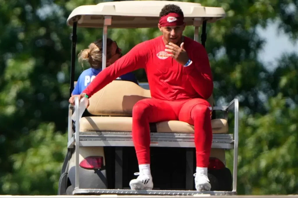 Patrick Mahomes Returns to Chiefs Practice Wearing Massive Knee Brace ...
