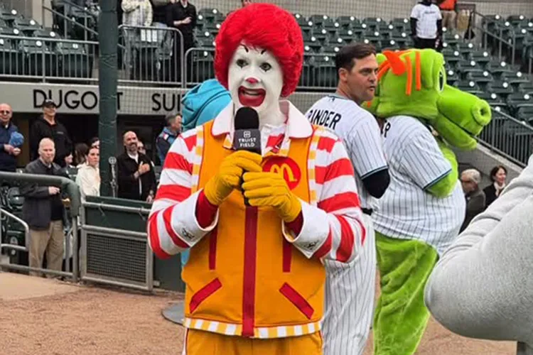 Baseball Fans Were Completely Confused After National Anthem Singer ...