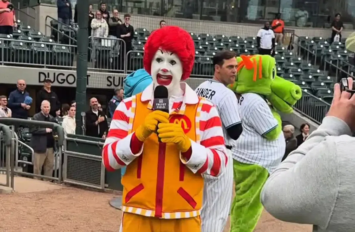 Baseball Fans Were Completely Confused After National Anthem Singer ...